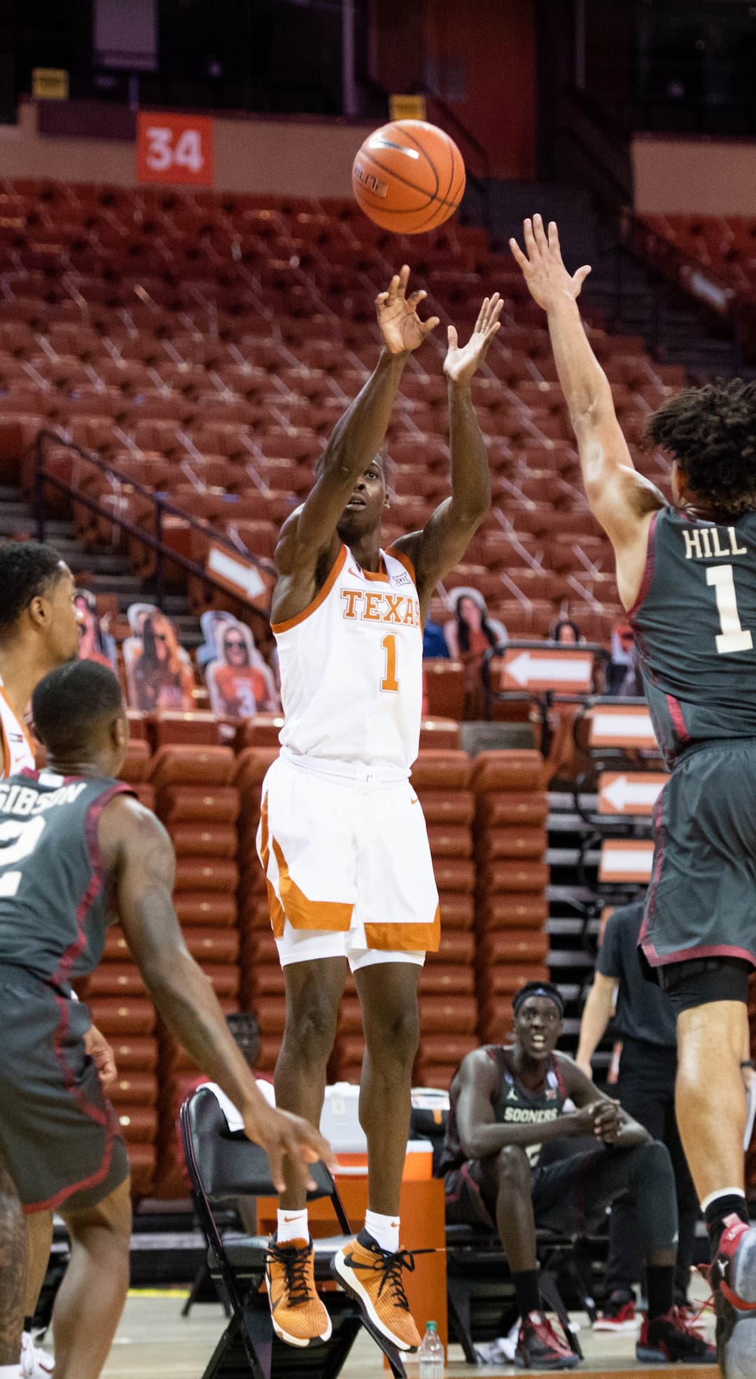 Andrew Jones v OU with the shot - Horns Illustrated