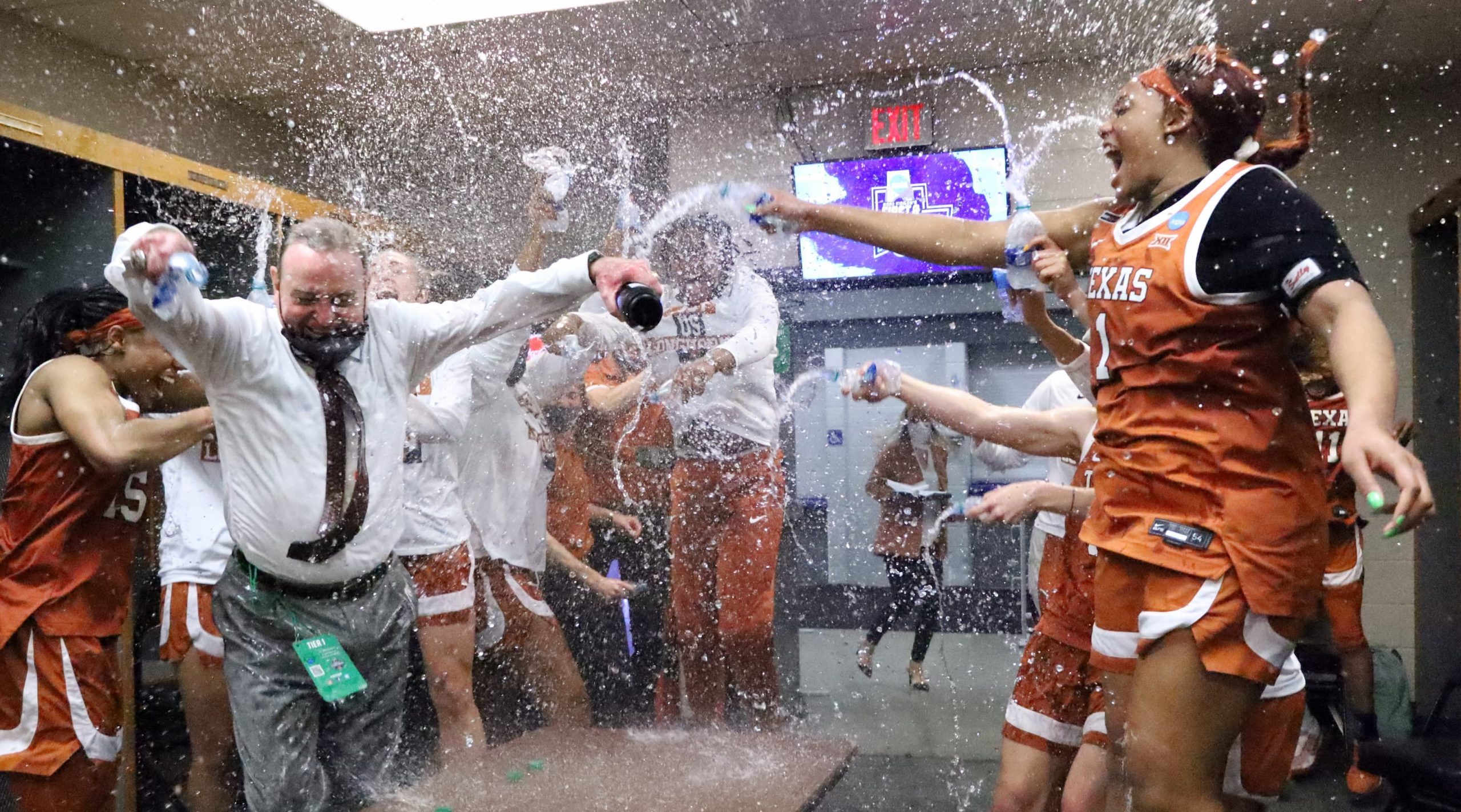 Texas WBB Celebrate UCLA - Horns Illustrated