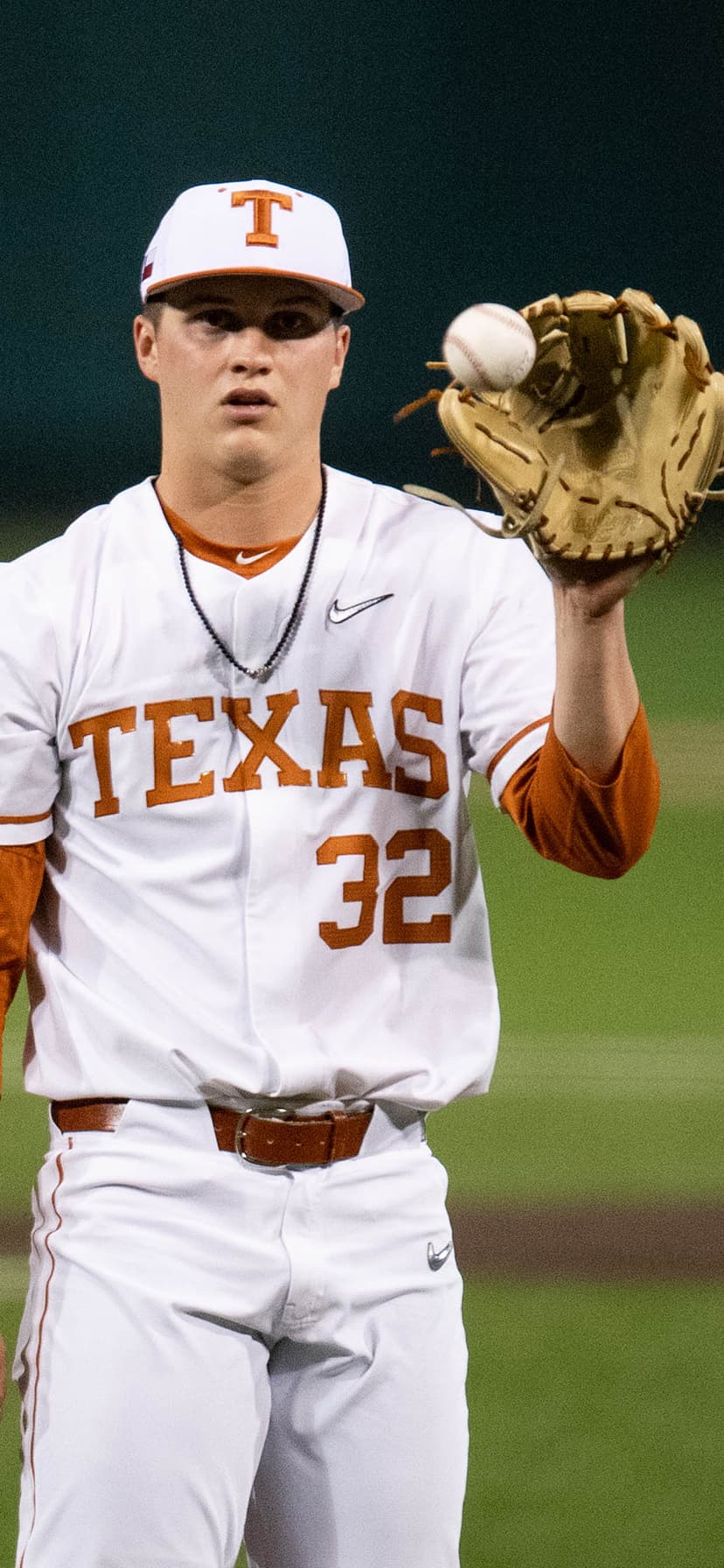 Ty Madden Catching Ball - Horns Illustrated