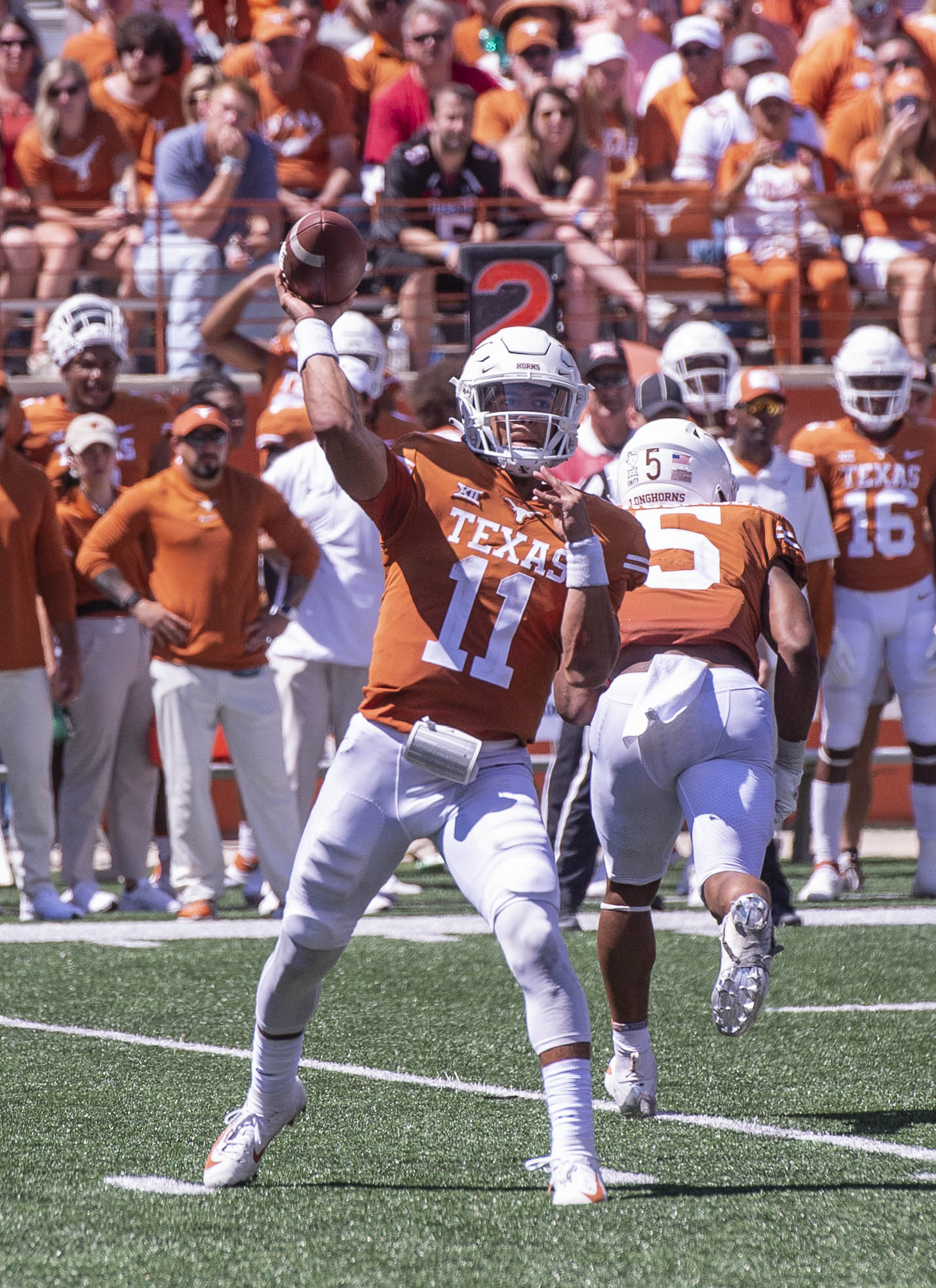 Casey Thompson passes - Horns Illustrated