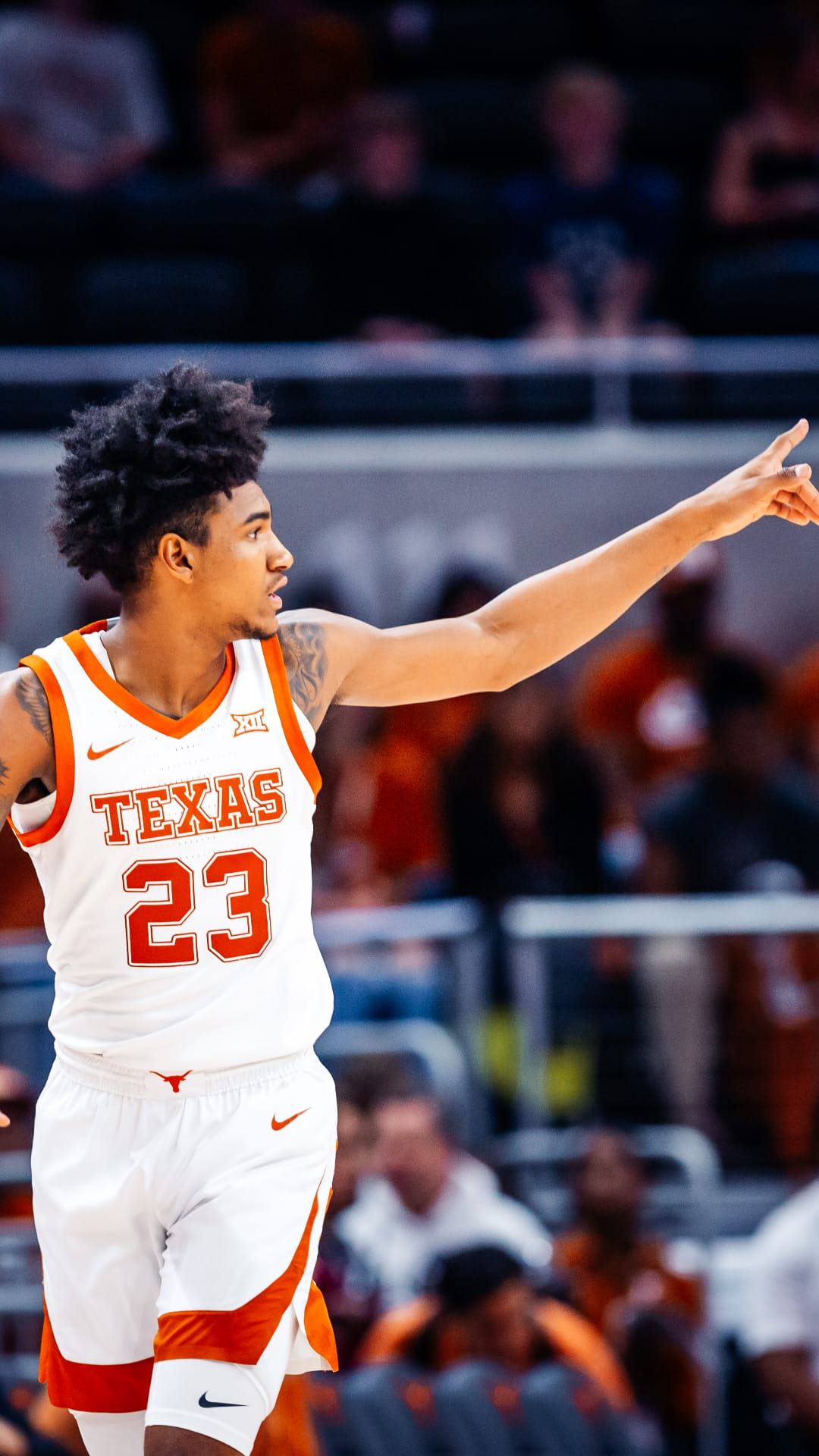 23 Dillon Mitchell on the court - Horns Illustrated