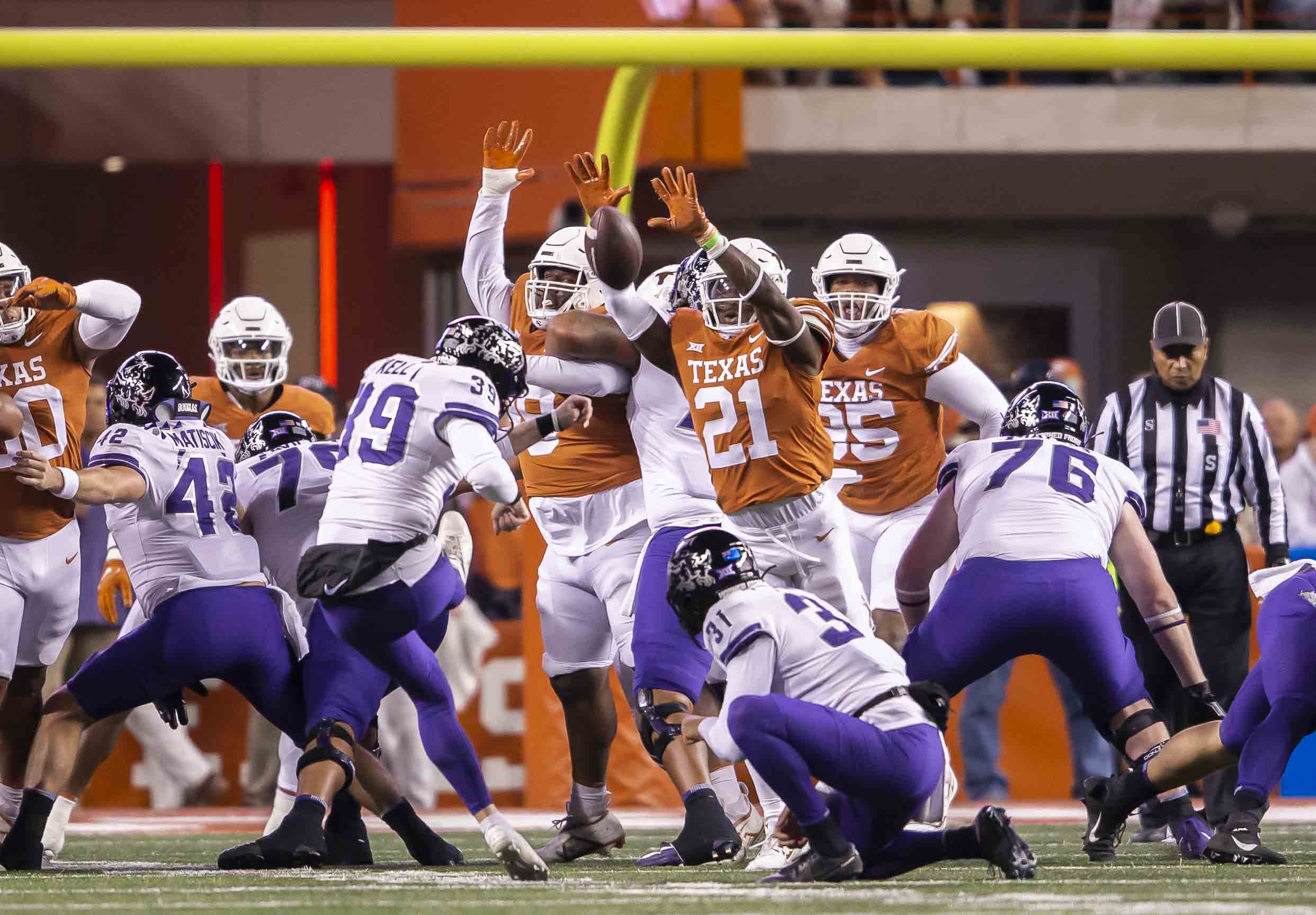2022 Texas vs TCU – Texas defense blocking a FG - Horns Illustrated