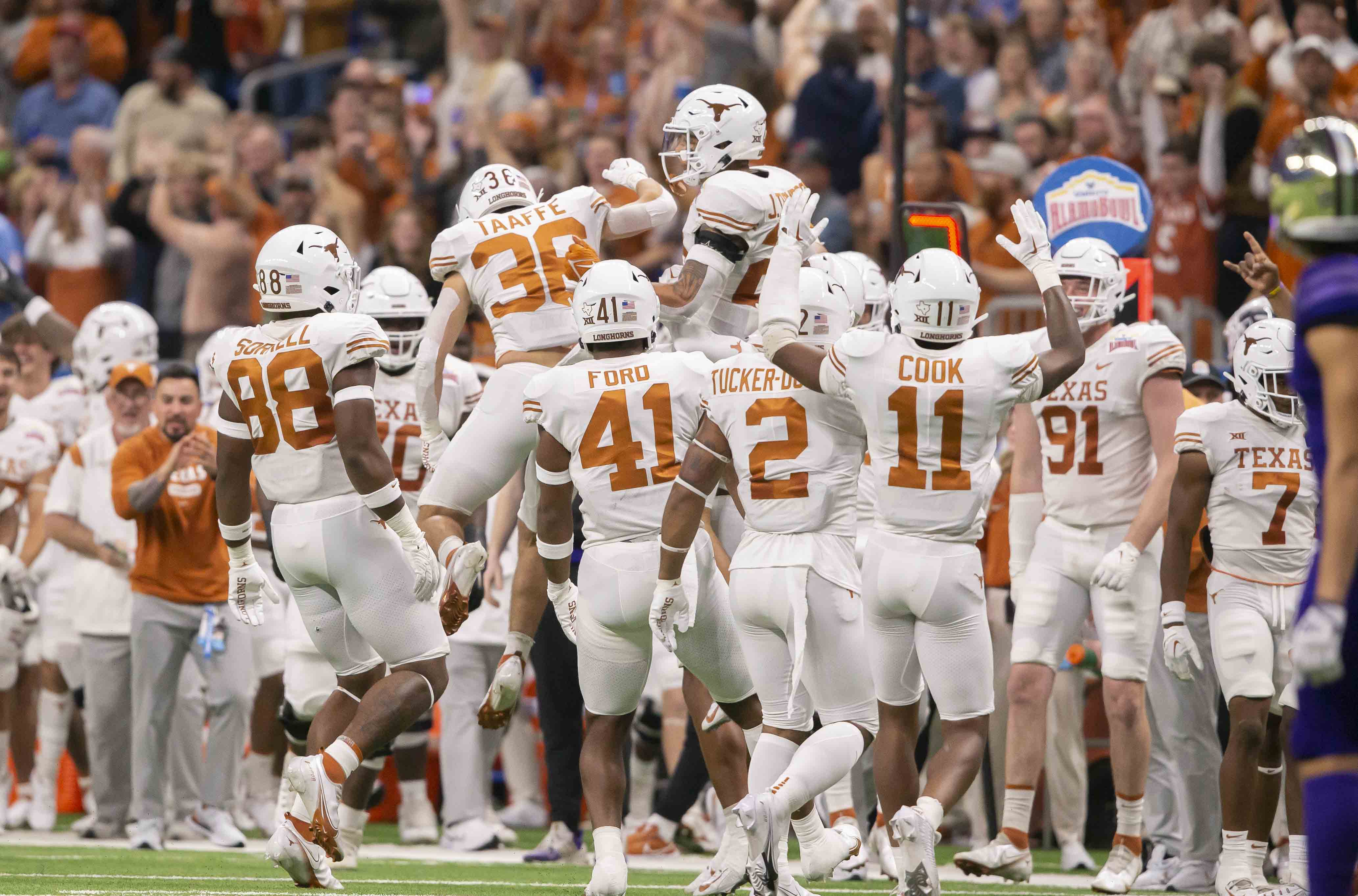 Team celebrates Jerrin Thompson interception - Horns Illustrated