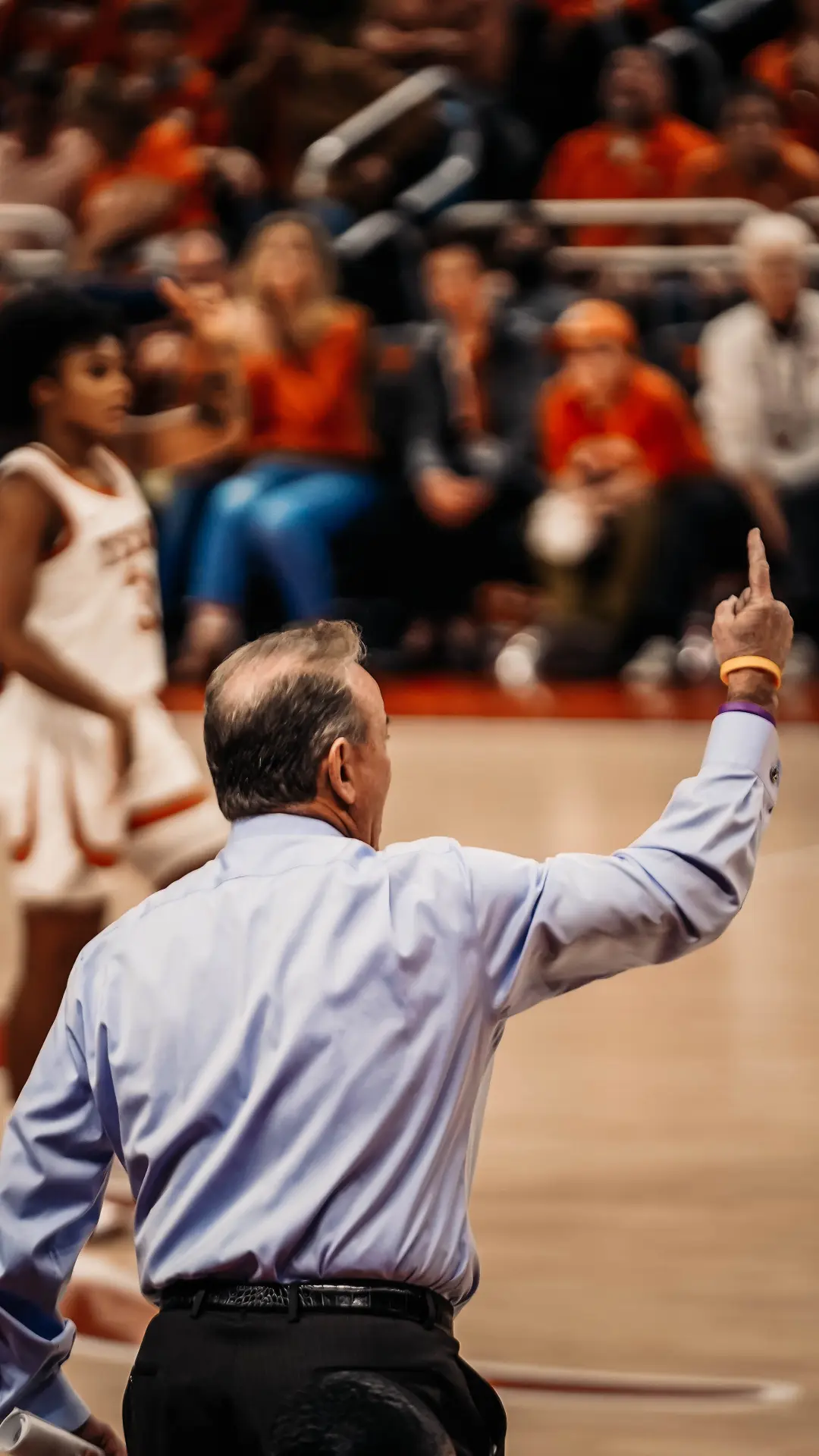Coach Vic Schaefer pointing - Horns Illustrated